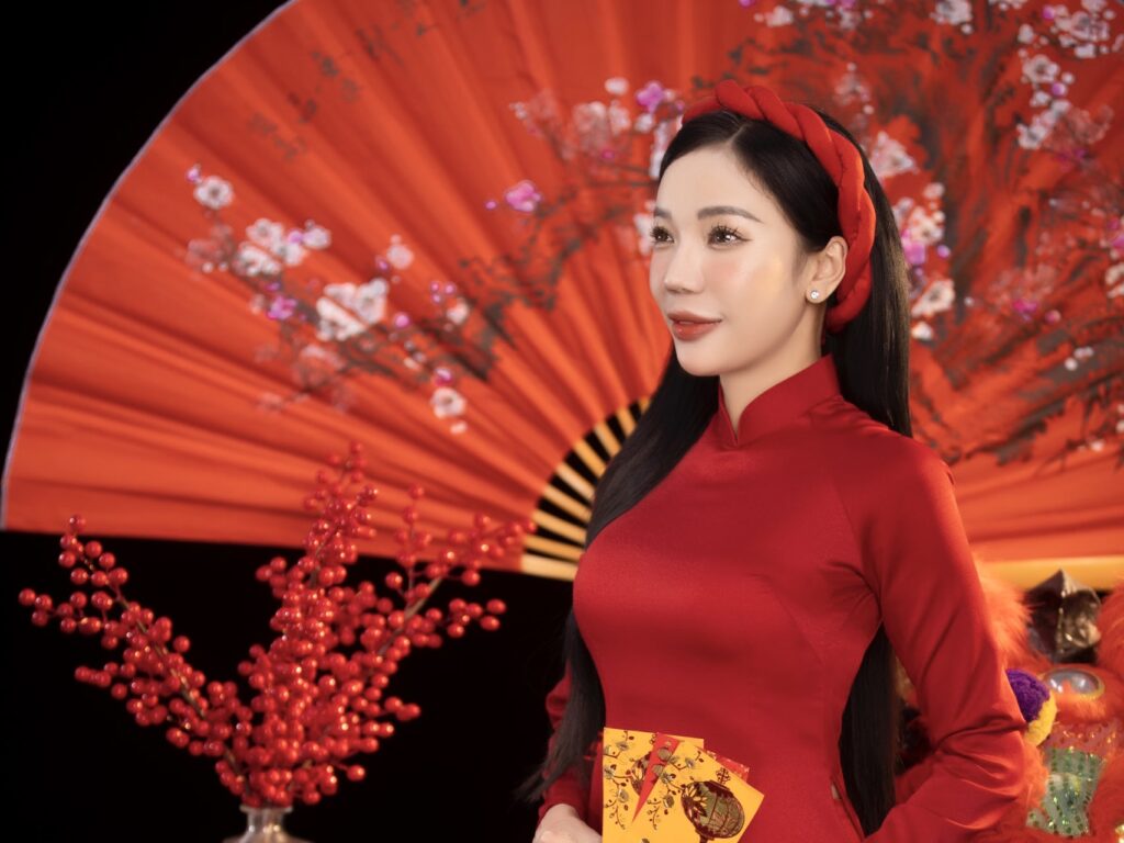 Hoa hậu Sarah Pham chọn áo dài sắc đỏ cho ngày Xuân | Sao360.net