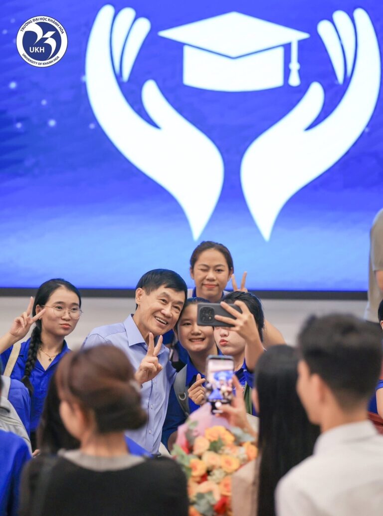 “Nâng bước tương lai” – Tấm lòng của ông Johnathan Hạnh Nguyễn – Chủ ...