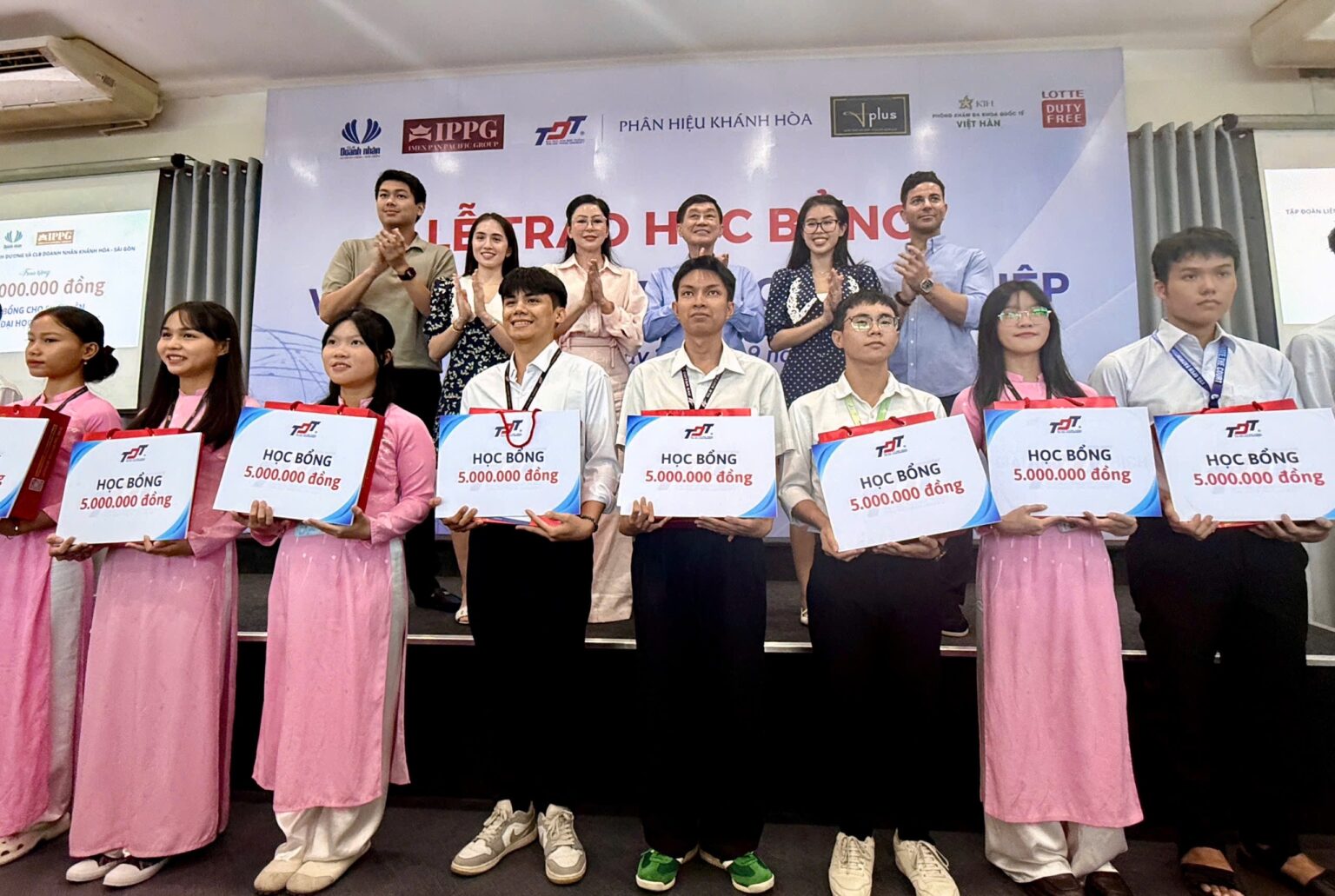 “Nâng bước tương lai” – Tấm lòng của ông Johnathan Hạnh Nguyễn – Chủ ...